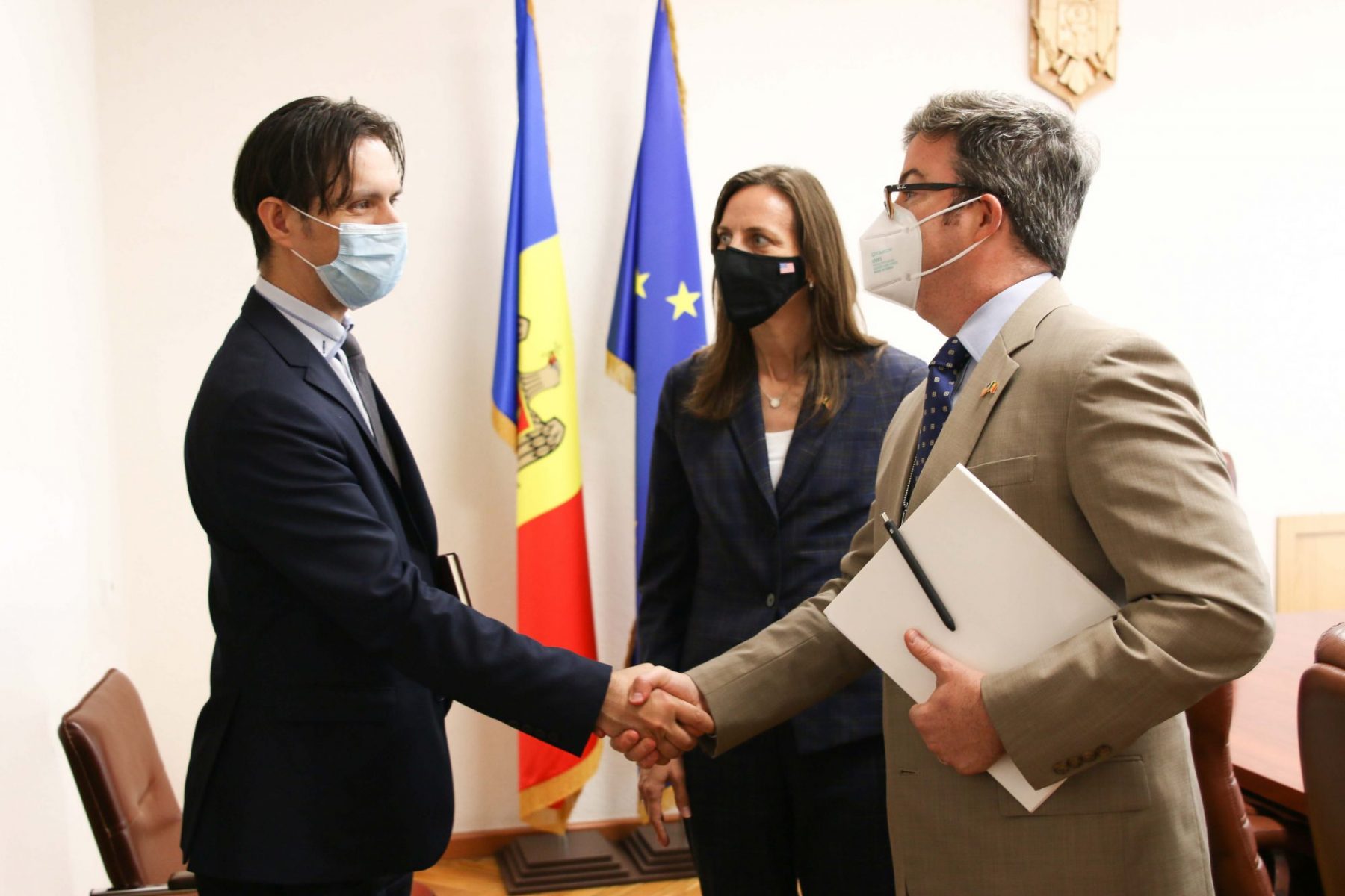 Ministrul Economiei a primit-o în vizită pe Laura Hruby, șef adjunct al ...