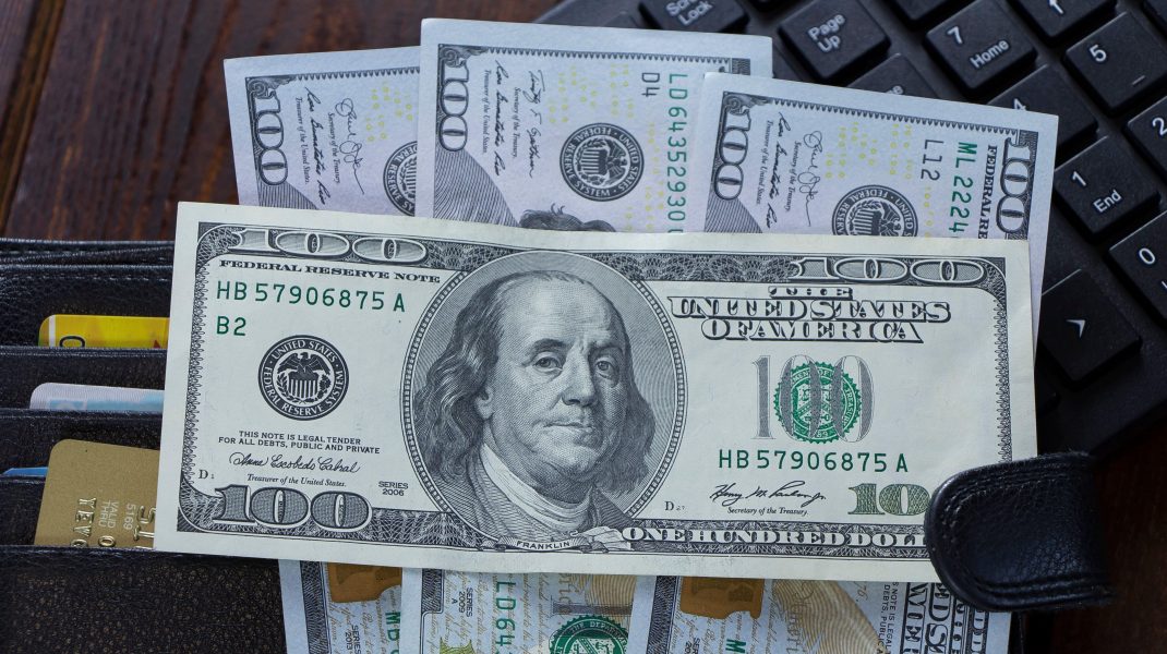 Dolarul este la un pas de a trece pragul psihologic de 18 lei. Cât va ...