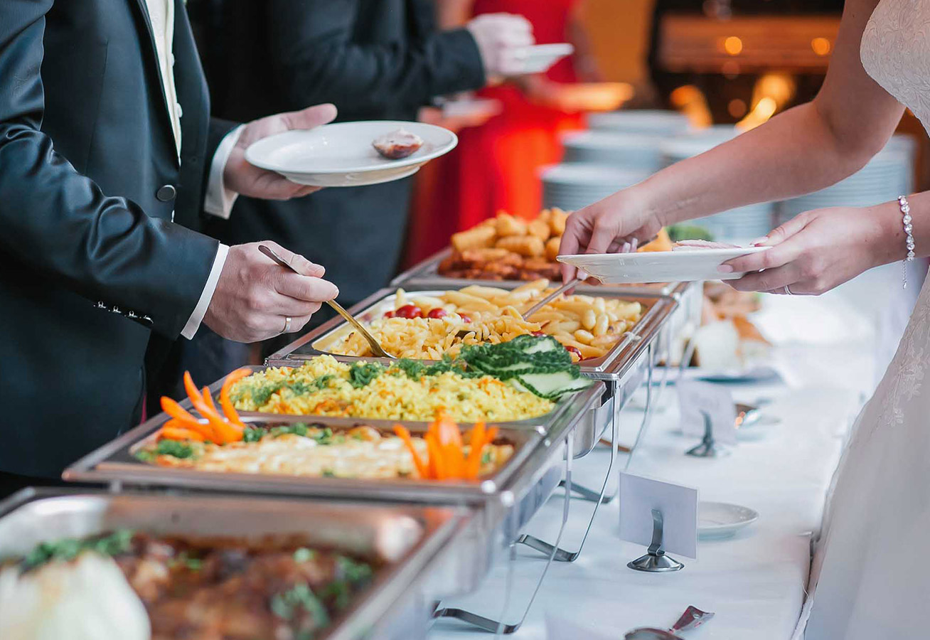 Mâncarea ieftină întoarce angajații la birou. Metoda inedită folosită ...