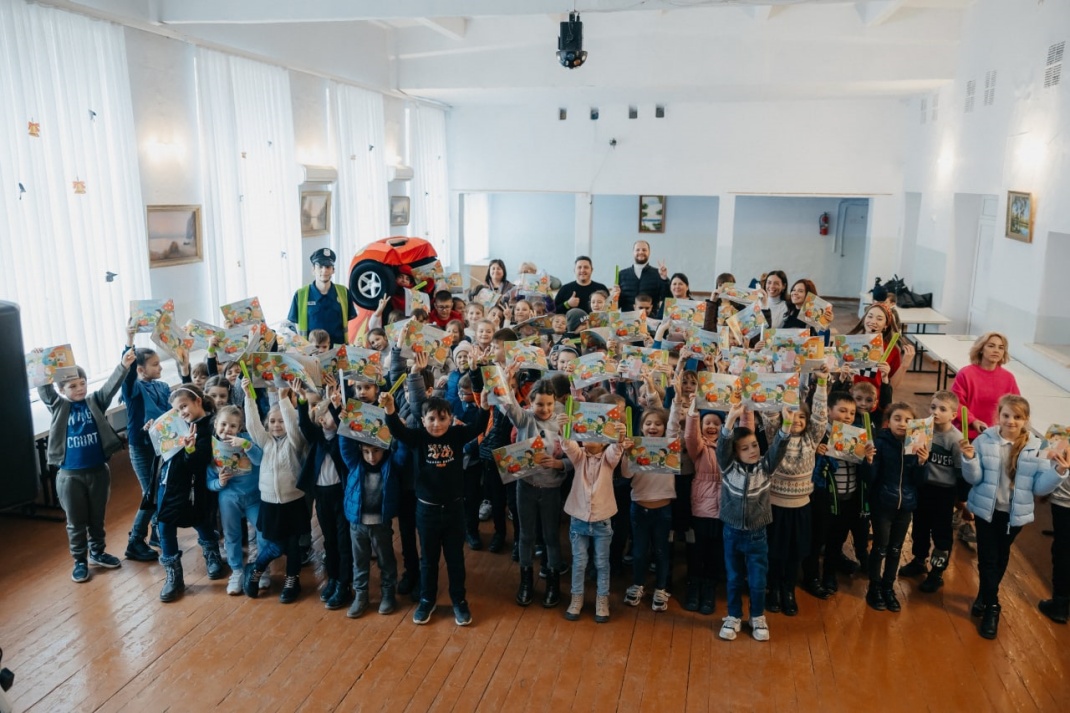 (VIDEO) Petrom Moldova îi învață pe micii pietoni să traverseze strada ...