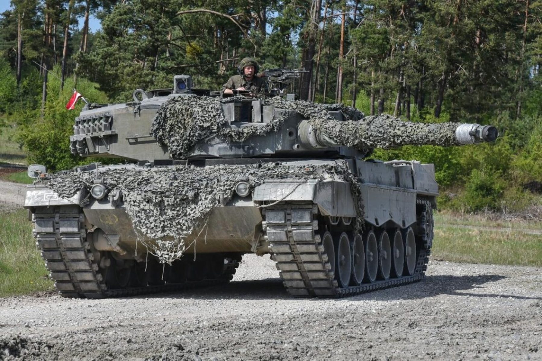 „E ca și cum ai conduce un Mercedes”. Tancurile Leopard 2 aproape de a ...