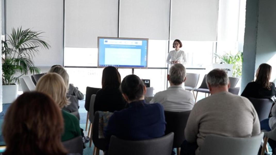 FOTO, VIDEO 30 de ONG-uri și-au împărtășit experiența și modelele de ...