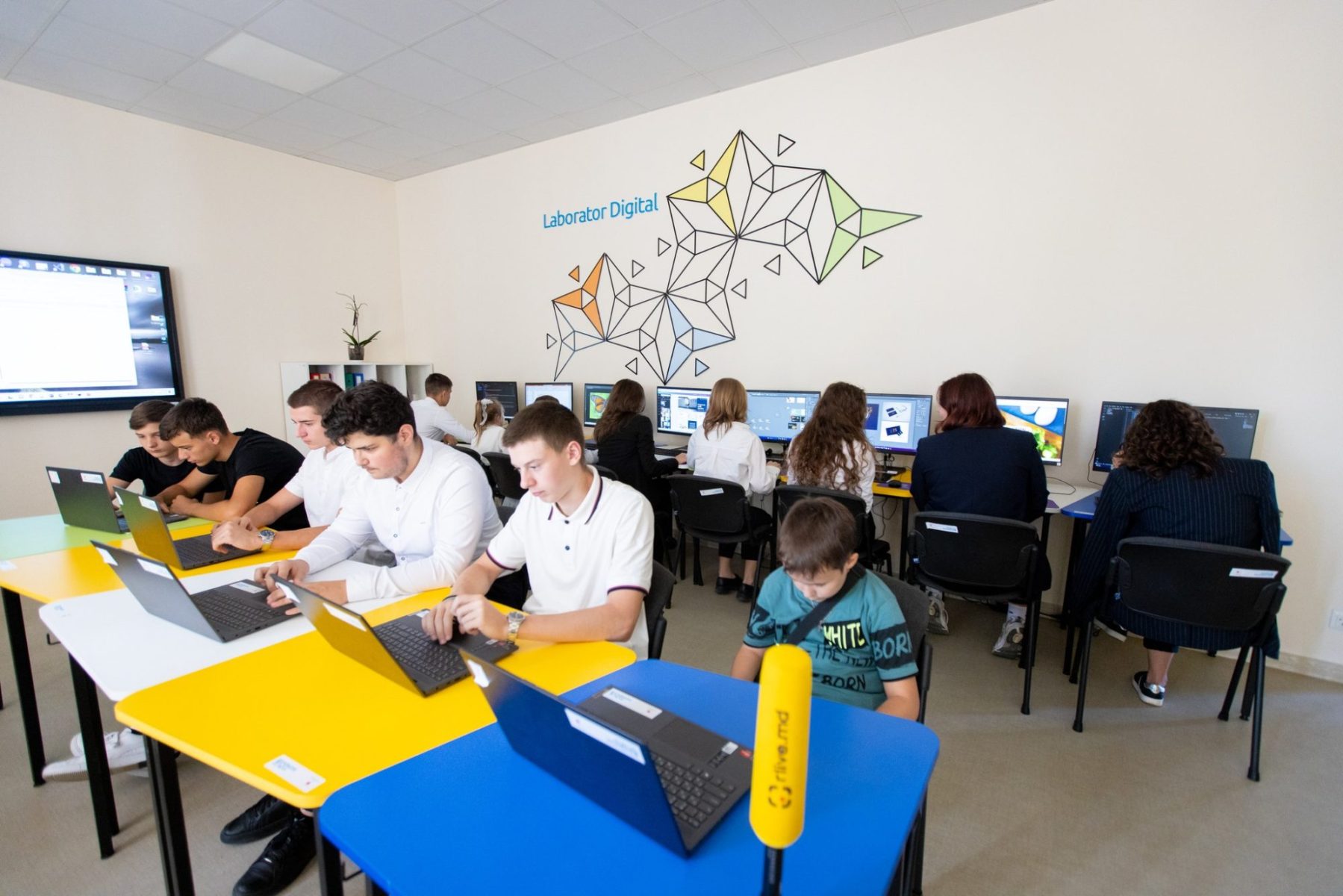 Inaugurarea Laboratorului Digital la Liceul Teoretic „Mihai Eminescu ...