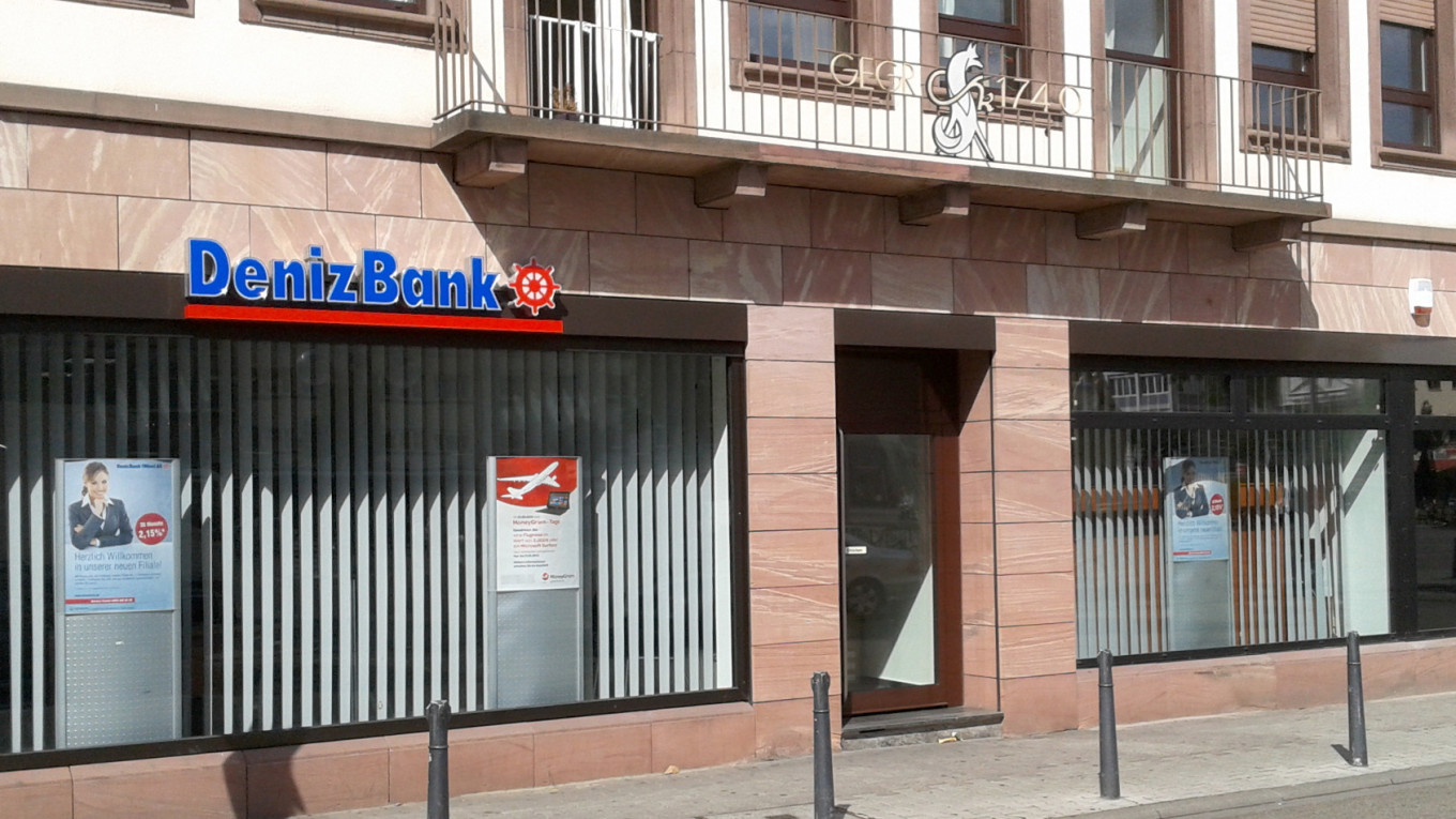 Una dintre cele mai mari bănci din Turcia a început să refuze masiv ...