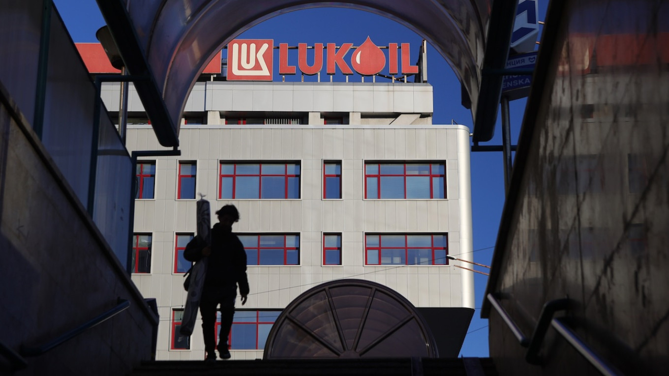 Prăbușirea prețului petrolului rusesc forțează Lukoil să ceară ajutor ...